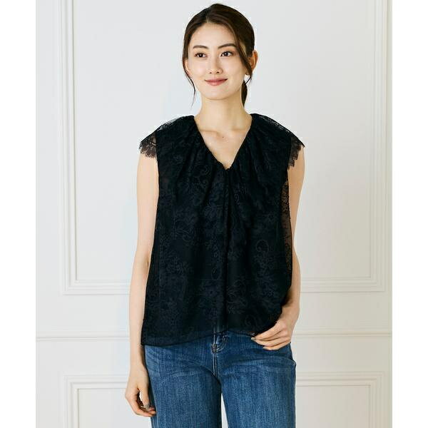 [型番：7153182003]■デザインラッフルカラーのディテールを入れてフェミニンな雰囲気に仕上げた1枚。胸元の開き具合はボタンで調整でき、前を開けて羽織としても着用可能。透け感があるためインナーの合わせ方次第でガラッと印象を変えて楽しめ...