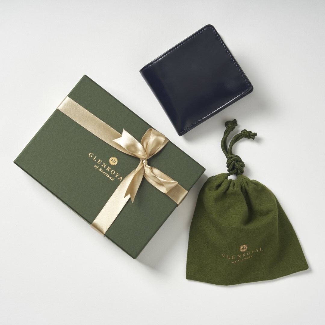 [型番:743020003]ーコンパクトで気品ある二つ折り財布ー【アイテムの魅力】　薄くスライスしたブライドルレザーを使用した上品な二つ折り財布。3つのカードポケット、フラップ付きコインポケット、仕切り付き2室札入れを備え、領収書と紙幣を分...