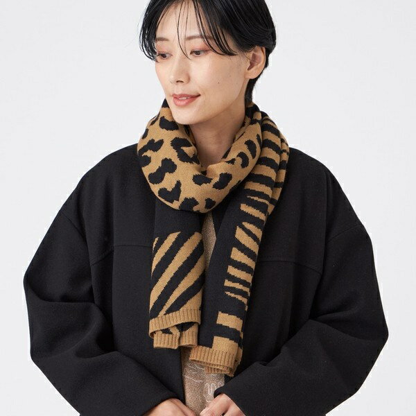 [型番：U5754674__]ニット素材のダブルジャカードで、カラーを両面で楽しめるストールです。パッチワーク風のアニマルを配置したようなデザインになっていて、レオパードとゼブラ柄両方を楽しめるデザインです。空気を含んだような柔らかいニット...