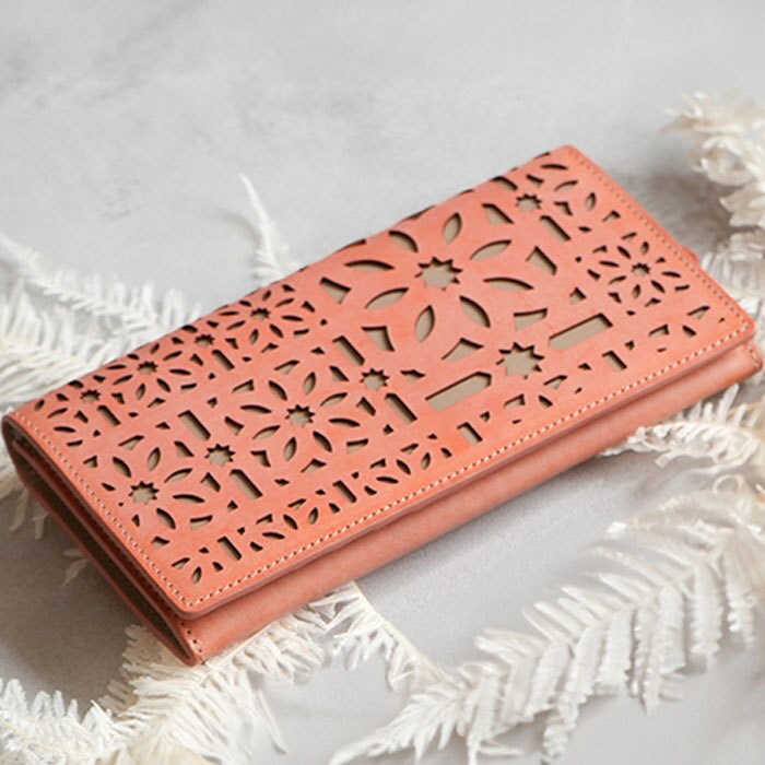 [型番:44841]gentenのアイコンのカットワークをレーザーカットで精巧に抜いた、マルチカットワークのお財布シリーズ。定番のミネルヴァをあえて使用せず、イタリアのホワイトワックス仕上げの革にアイコンのカットワークを施すことで、洗練され...