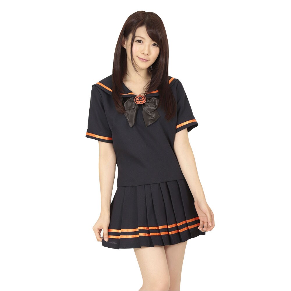 [型番:A0611NB]定番のセーラー服デザインに、ハロウィンらしいアクセントをプラスした特別なコスチューム。落ち着きのあるネイビーをベースに、オレンジのラインを取り入れることでシックかつ季節感のある仕上がりに。リボンの中央にはパンプキンモ...