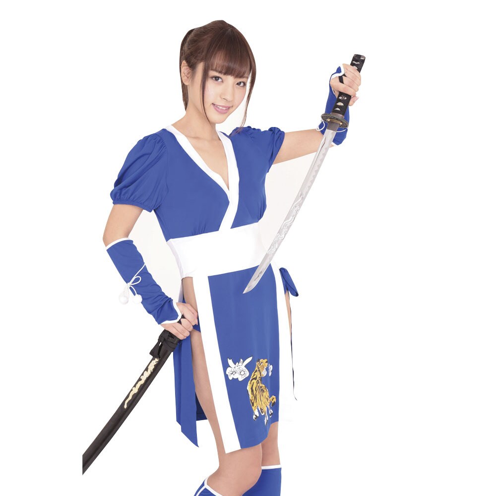 [型番:A0625BL]勇ましさと華やかさを兼ね備えた、剣士風コスチューム。鮮やかなブルーに白の帯を合わせ、裾には虎のモチーフをあしらった存在感のあるデザインです。大きく入ったスリットが軽やかさとセクシーさを演出し、戦うヒロインのような強さ...