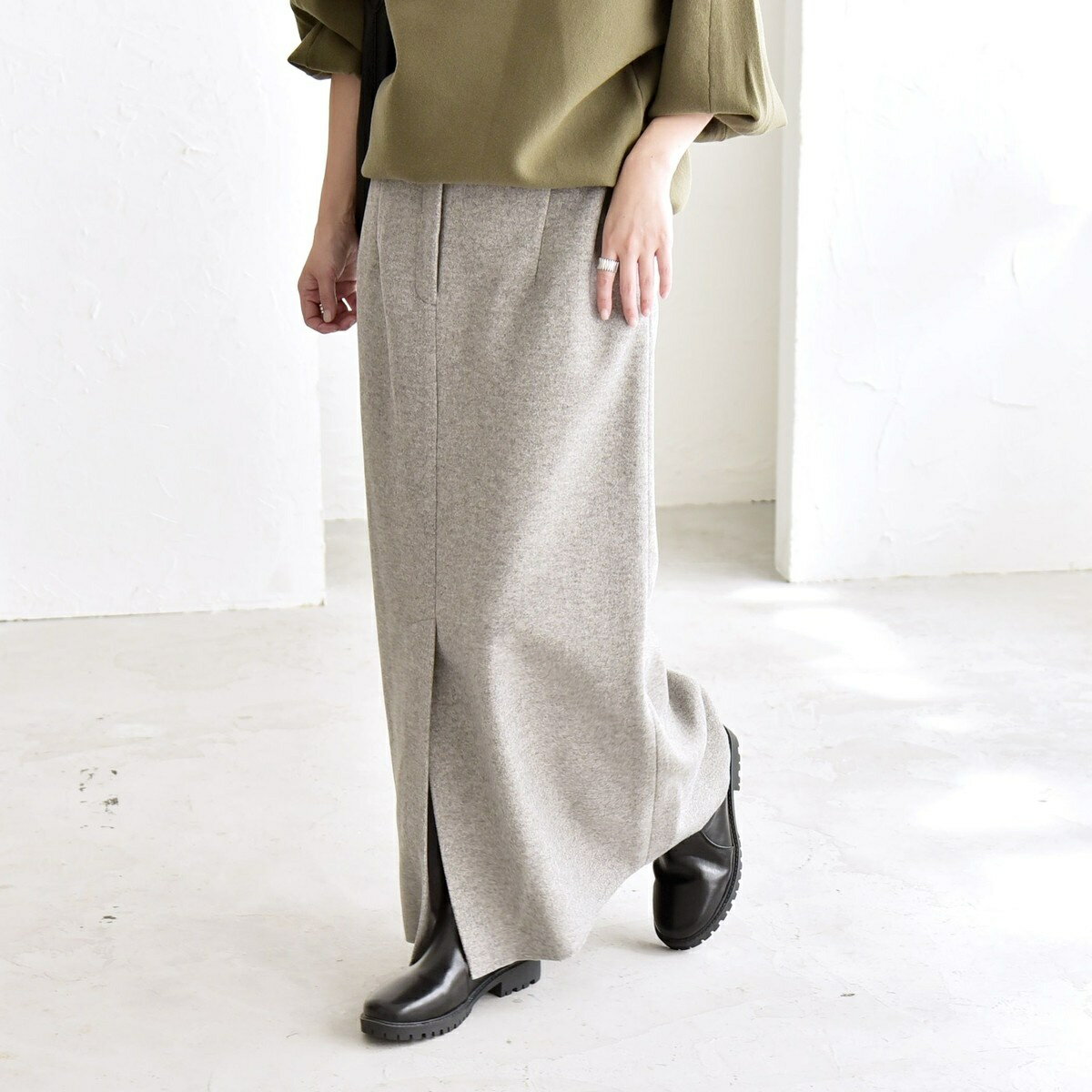 [型番：613270003]2025AWquaranciel●デザインストレートシルエットで、程良いゆとりを持たせたロングスカート。フロントにはファスナー開きとダーツを施し、すっきりとしたマニッシュな仕立てが洗練された印象に。後ろウエストは...