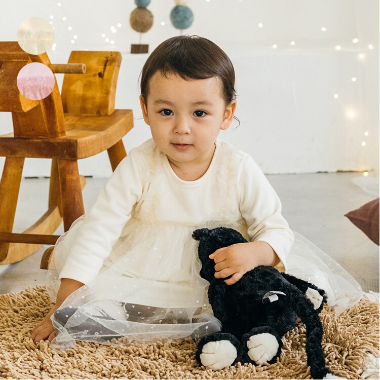 [型番:W64310]きらっと光るキラキラのハート柄がプリントされたチュールが可愛い！たっぷりギャザーのワンピースを重ねたドッキングデザイン。1枚で重ね着が楽しめる長袖ワンピース。襟ぐり後ろ部分がゴム仕様になっているので、着脱もスムーズに出...