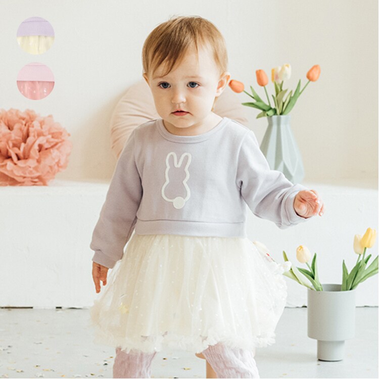 [型番:W64313]きらっと光るキラキラのハート柄プリントのチュールスカート。身頃は秋から春まで長く着られる裏毛素材のトレーナー。1枚でコーディネートが楽しめるドッキングデザイン。うさぎのシルエットの刺繍がポイント！襟ぐりの後ろの部分がゴ...