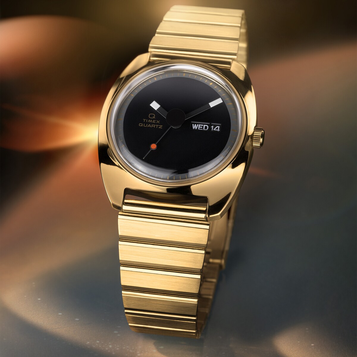 [型番:TW2Y34400]時計のシェイプといえば丸か角、という常識が覆された1970年代。 加工技術の進歩などもあり、ユニークなアイデアや実験的なデザインが生まれ多くの名作時計が生まれました。ミッドセンチュリー期を経た1975年、当時まだ...