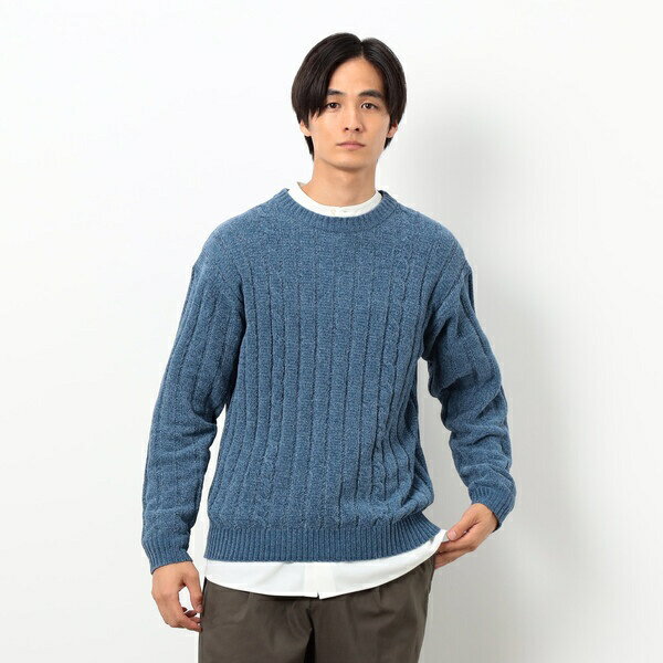 [型番：47-71KM16-205]《デザイン》ミドルゲージ(7ゲ−ジ)の8×2ワイドリブのクルーネックニットです。前身頃両脇にさりげなくケーブル柄を入れたデザインがポイントです。ベーシックなサイズ感でジャケットやアウターのインナーとしてお...