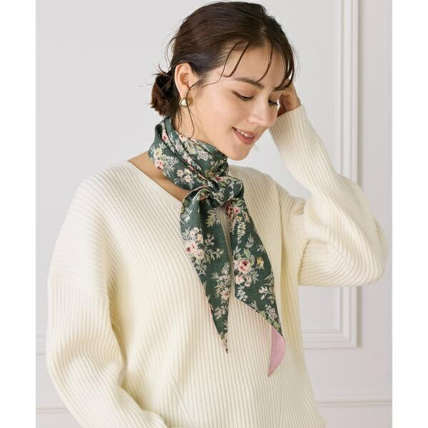 [型番：8150284608]19世紀後半頃の花柄プリンスカーフ。両端を尖らせた細長シルエットで、首元に垂らしたりバッグのハンドルに巻いたりと多彩なアレンジが楽しめるアイテムです。Tapis Noirではプリント生地を裁断後、熟練の職人が手...