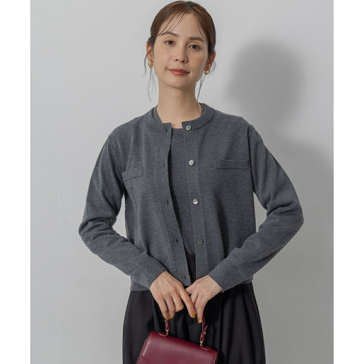[型番：KRWXGW6467]だましポケットがアクセント！モダンなニットカーディガン■デザイン・小さな襟と長すぎない丈がシックでモダンなカーディガン。・首や肩が美しく見える絶妙なバランスと、少し大きめの釦、だましポケットがシンプルなデザイン...