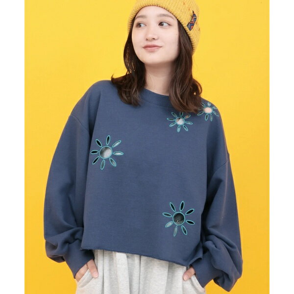 [型番：OWJBC938] カットワークの刺繍がアクセントのスウェットトップス ■デザイン 太陽のシルエット型にカットワークされていて、インナーとのカラフルなレイヤードコーデが楽しめます。 カットワーク部分の配色刺繍が可愛く、裾の断ち切り仕...