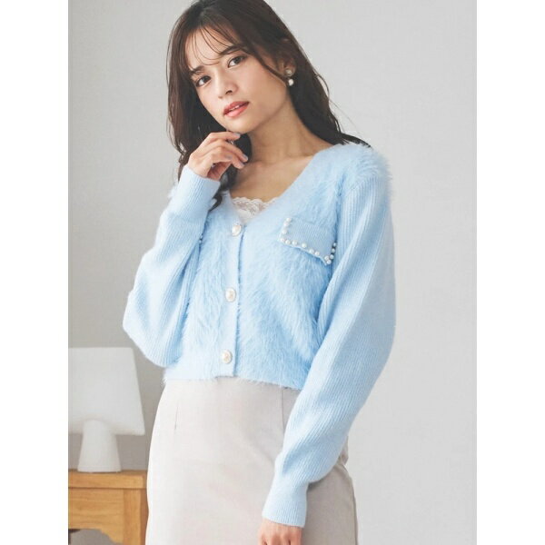 [型番：25550714114]ふんわりとした素材が季節感を引き立てるカーディガン。胸ポケットにあしらわれたパール風装飾とゴールドボタンが、上品な華やかさを添えます。ショート丈のすっきりシルエットでバランスよく着こなせる一枚。ワンピースに羽...