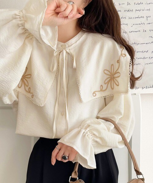 [型番:MI1019115]花刺繍とケープデザインで魅せる、大人の可愛さと品を両立した華やぎブラウス。繊細な花刺繍のケープ風デザインが、顔まわりをぱっと華やかに演出。ふんわりシルエットとボリューム袖で、女性らしい優雅なムードをプラス。シーズ...