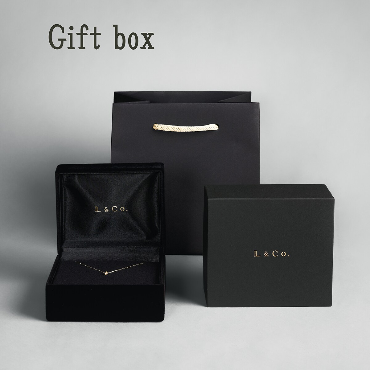 [型番:98-0045]ギフトにぴったりなL＆Co.オリジナルのジュエリーBOXジュエリーを綺麗に保管できるシンプルなジュエリーBOXパカッと開くタイプなのでサプライズギフトのお渡しにも最適です。ショッピングバッグをお付けして発送いたします...