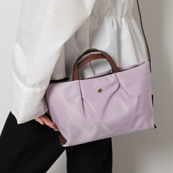 [型番：P0604800]シンプルながら、フロントのドレープ（ギャザー）デザインが目を引くミニショルダーバッグです。手に持っても肩にかけてショルダーにしても使える2WAY仕様。ショルダーストラップには肩パッドが付いているので、肩にやさしく長...