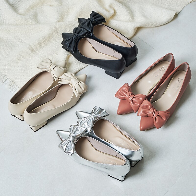 【 ORiental TRaffic × earth music＆ecology コラボ商品 】リボンデザインのパンプスは履くだけでおしゃれ感がアップする今季も欠かせないキーアイテム。低めのコンパクトヒールはシルエットを綺麗に見せつつ、安定...