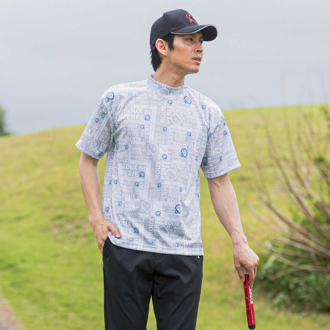 [型番:12101005]日本製ならではの上質な仕上がりが魅力のモックネックTシャツ。シワになりにくく、さらりとしたとした快適な肌触りで、長時間の着用でも心地よさが続きます。モックネック仕様の首元はスポーティーな印象を演出しつつ、程よいフィ...