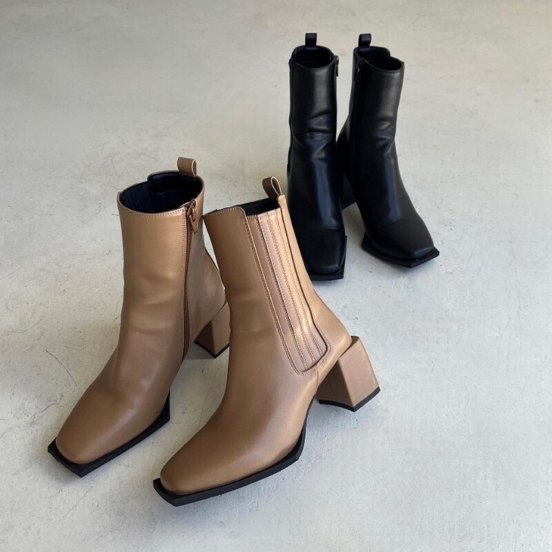 立体的な切替デザインが特徴的なショートブーツは、幅広のスクエアトゥや絶妙な丈感などシルエットにこだわった1足。コバにステッチを施したソールや、オーバーヒールなど大人かっこいい足元を演出してくれる。飽きのこないベーシックカラーで、普段のコーデ...