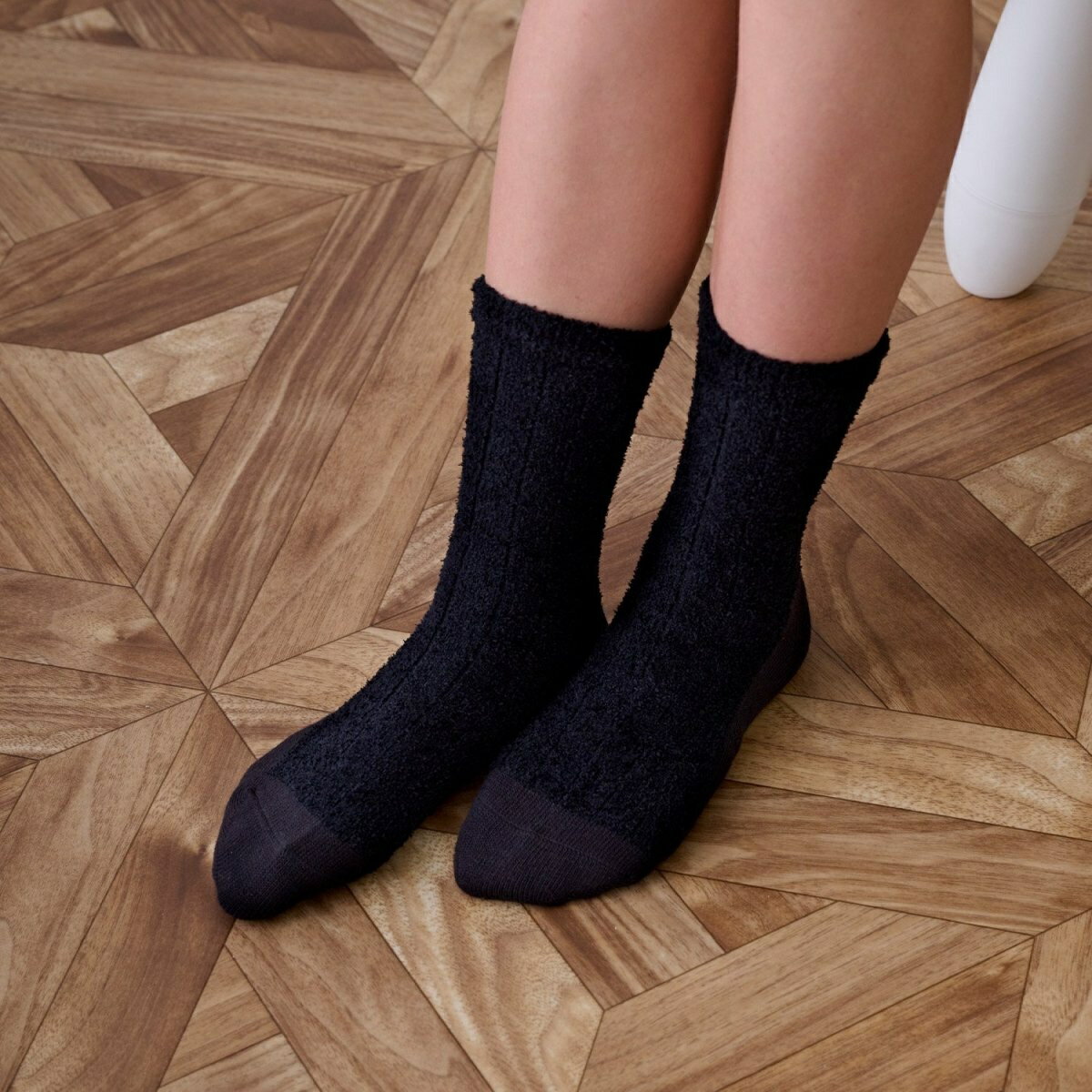 [型番：4954427]異素材使いがポイントになっているクルー丈のソックスです。シャギーとリブで切り替えをほどこし、上品な印象のデザインに仕上げました。サイドには刺しゅうで控えめなアクセントをプラス。あたたかみのある風合いで、足元からシーズ...