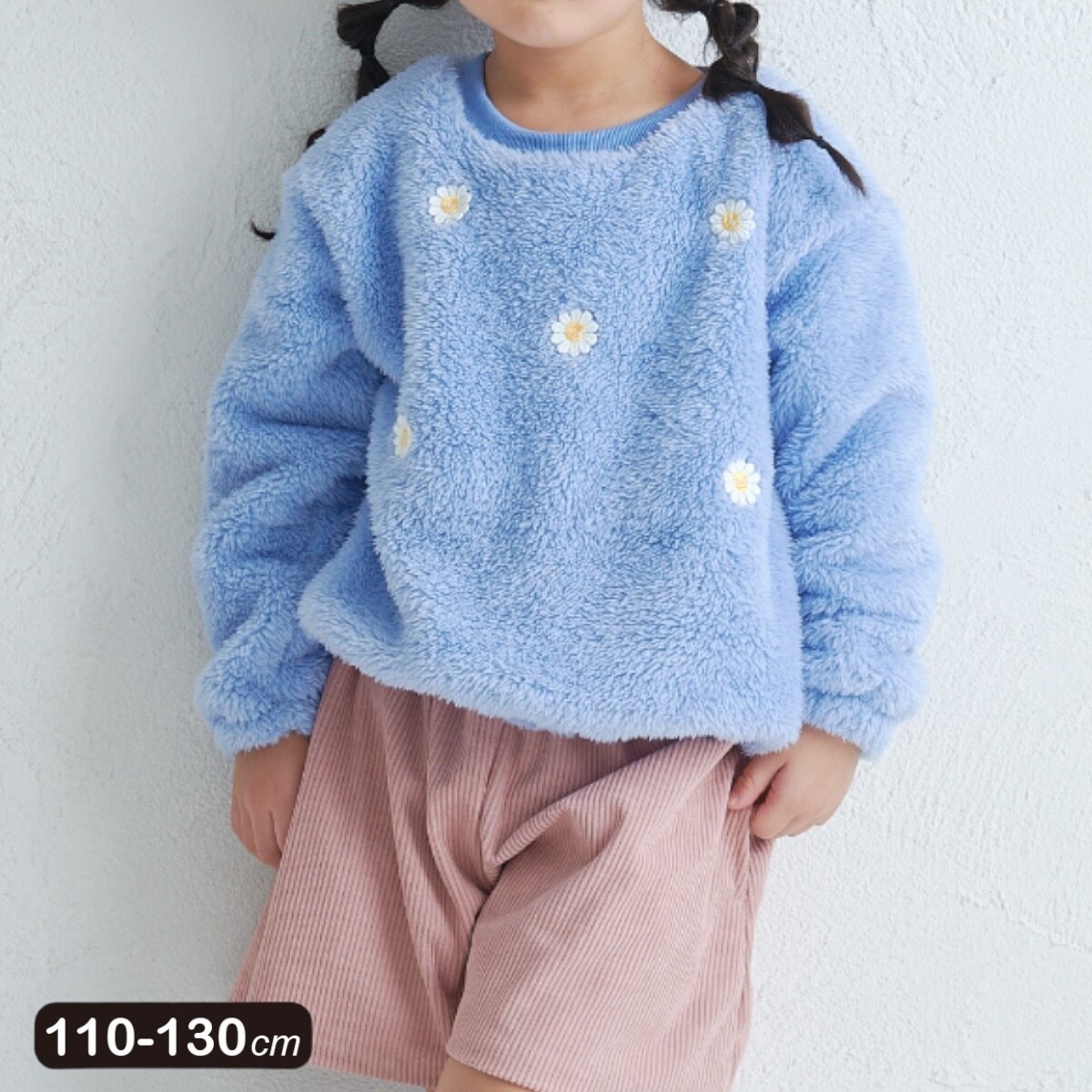 [型番:PL254TP579]柔らかな印象のカラーに、小さな花レースが散りばめられた可愛らしいデザインの両面ボアフリーストレーナーです。ふんわりとした袖口と裾のゴム仕様で動きやすく、着心地も快適。シンプルながら女の子らしいナチュラルな雰囲気...