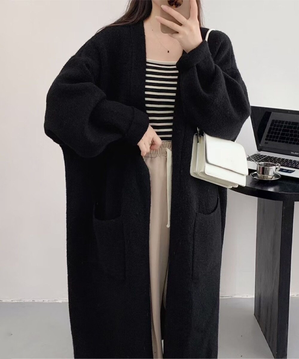 [型番:dlm8879a]シンプルながらも存在感のあるロング丈カーディガン。程よい厚みと柔らかい風合いで、軽やかに羽織れるのが魅力です。コーディネートに取り入れるだけで季節感を演出し、リラックスした大人カジュアルを完成させます。■ポイント・...