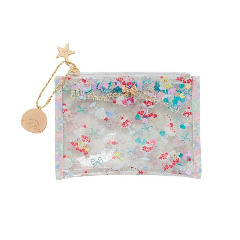 [型番:6261-2002]スパンコール入りクリアラメPVC のフラットポーチM サイズにモンチッチコラボ柄が登場!コラボアイテムはモンチッチのお顔の限定チャーム付き★スパンコールにはmonchhichi のロゴも。カードや通帳、細々したも...