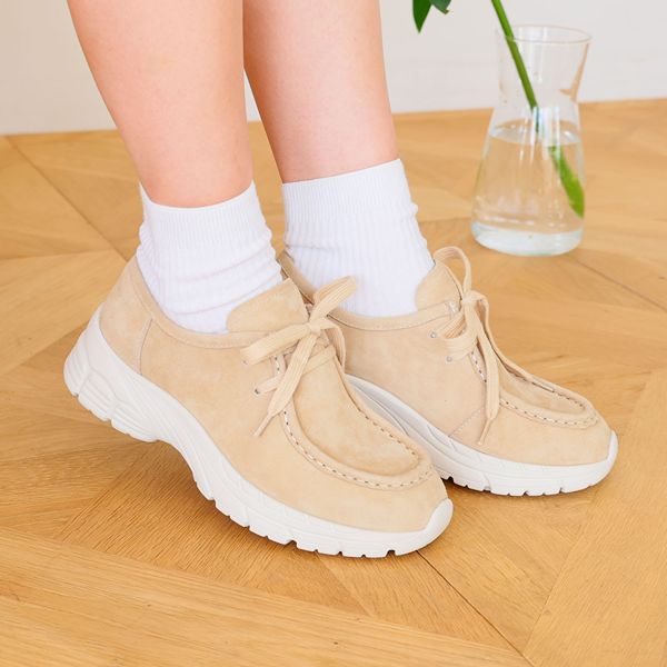 [型番:62105]【MODE KAORI Collection】柔らかなスエード素材を使用したレースアップモカシンシューズ。ナチュラルな風合いと優しいカラーが、季節を問わずコーディネートに取り入れやすい一足です。“ボリューム感ある厚底ソー...