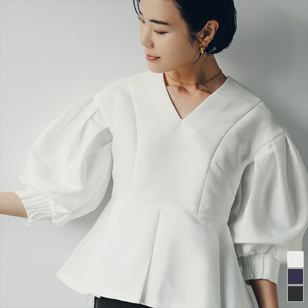 上品な華やかさを引き立てるボリュームスリーブのペプラムブラウス。ふんわりとした袖とウエストシェイプされたシルエットが、美しいメリハリを生み出します。深めのVネックは顔まわりをすっきりと見せ、セレモニーシーンにふさわしい洗練された印象に。入卒...