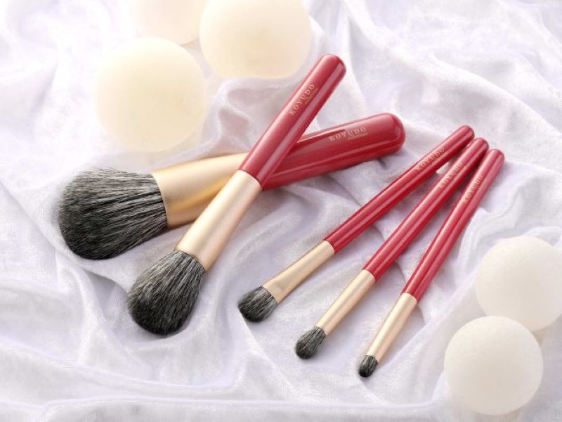 [型番:s-2025]黒と白の山羊毛をMIXし肌当たりを360度堪能できるブラシを作りました。ハンドル部分は、マゼンタシルバーパール軸でパールをふんだんに使用し傾けるとラメがキラキラし上品な仕上がりになってます。パウダーブラシ穂先4.2cm...