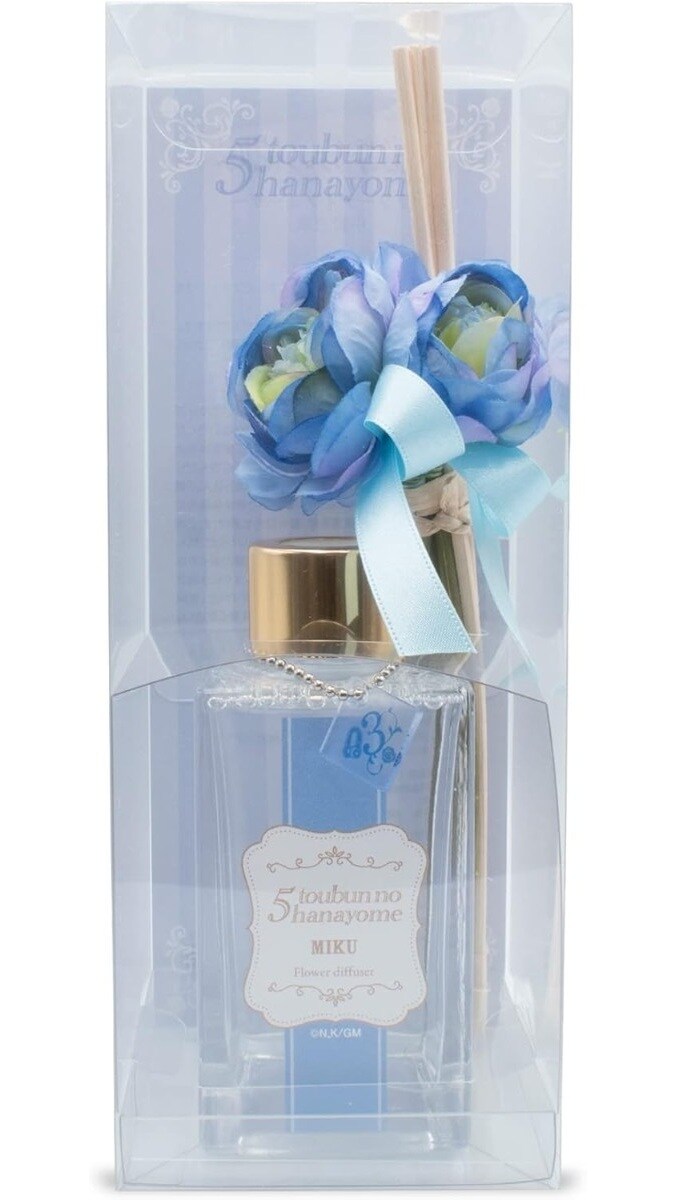 [型番:4589445338924]五つ子の三女『三玖』をイメージした香りです。当初のクールな印象から徐々に表情が豊かになった三玖をイメージした香りは、摘みたての花々や水が溢れんばかりのバケツと花瓶が多く広げられているフラワーマーケットの新...