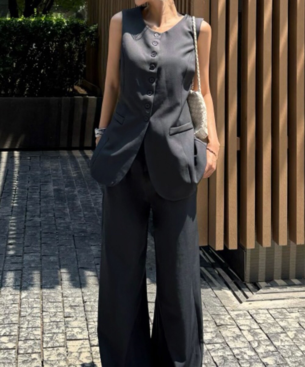 [型番:kpy5533a]ウエストのくびれラインが印象的な、ジレとワイドパンツのセットアップ。フロントに並ぶボタンがクラシカルな存在感を放ち、コーデのアクセントに。ジレはウエストラインを自然に絞った立体シルエットで、スタイルアップしてくれま...