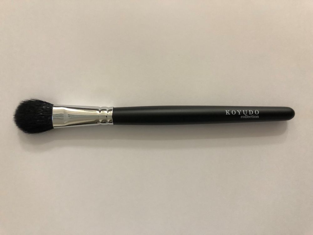 [型番:CL-3]【大きめの穂先でひとぬりできれいに】穂先には山羊毛を使用しています。アイシャドゥブラシの中でも大きめなサイズが特徴です。広範囲に素早くアイシャドゥをのせることができます。■カラー：**毛丈：2cm　全長：14cm※(　)で...