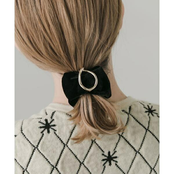 [型番：SM26130-2246003]【クラシカルな後ろ姿に】●秋冬ムードを高めるリッチなベロア素材●甘さを抑えるメタルのアクセント●ポニーテールの結び目に差し込み、くるんと巻き付く仕様光沢のある滑らかな黒のベロア生地に、ニュアンスのある...