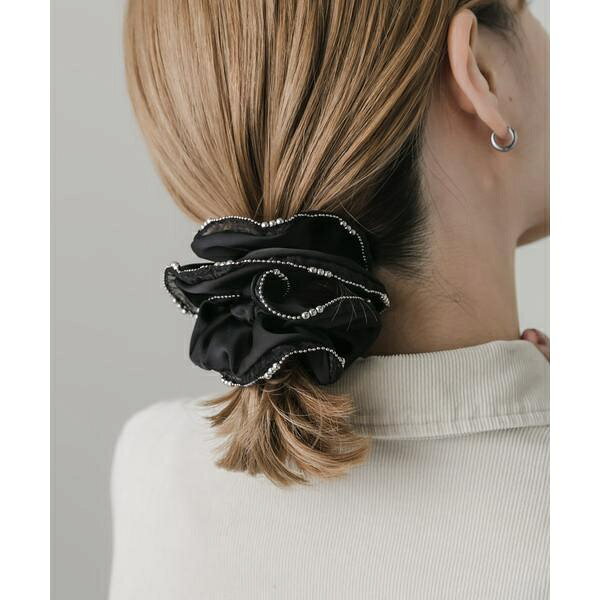 [型番：SM26130-2246001]【縁取りチェーンが煌めく大人のボリュームシュシュ】●繊細なボールチェーンのパイピング●軽やかなサテン生地●さっと結ぶだけで華やぐ存在感生地の縁に極小のボールチェーンをあしらった、ドレッシーなデザインが...