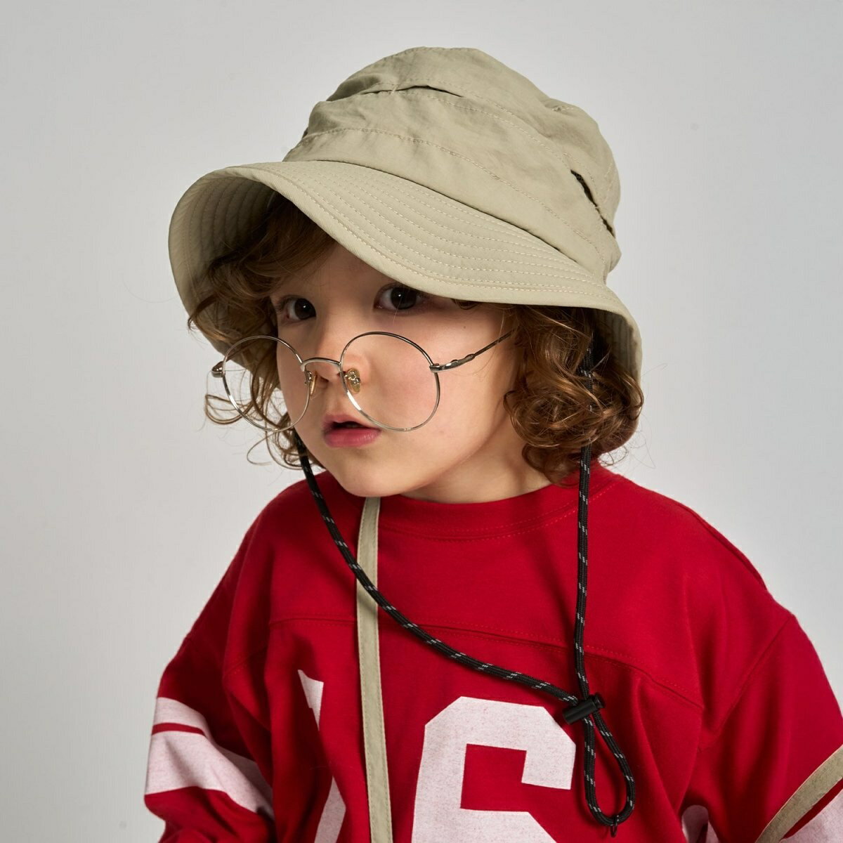 [型番：9861400]デイリーにはもちろん、水遊びでの日よけ対策にも重宝する撥水仕様のハットです。内側がメッシュ素材でハットの中間部分にスリットが入っているのでむれにくいのがポイントです。小さく収納できて旅行やレジャーへの持ち運びにも便利...