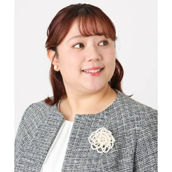 [型番：OZ2BD46034]大小のパールを贅沢に仕様した華やかなフラワーモチーフコサージュ。中央には艶やかな大粒パールをあしらい周囲を繊細なパールラインで囲むことで、クラシカルで女性らしい印象に仕上げます。フォーマルなシーンにはもちろん結...