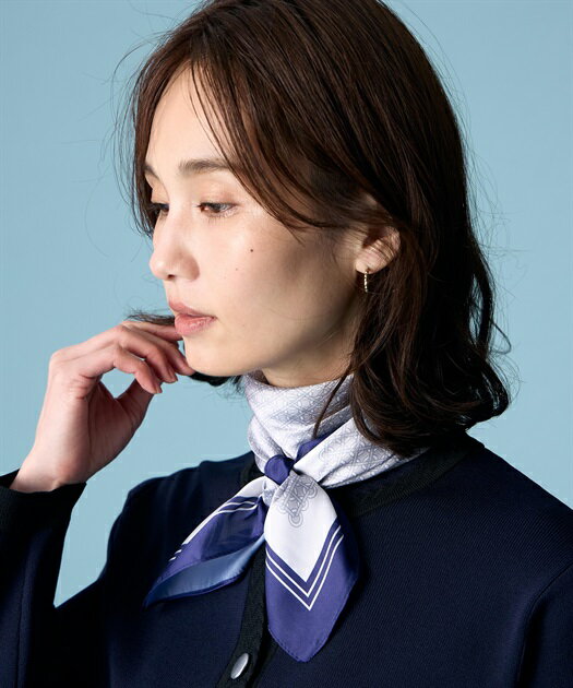 [型番:356092]首元に上品なアクセントを添える幾何柄スカーフ■カラー：ブルー、ネイビーフリー：タテ 70cm / ヨコ 70cm※(　)で表記されている数字はヌードサイズです。ヌードサイズとは衣服を身につけない身体のサイズです。お客様...