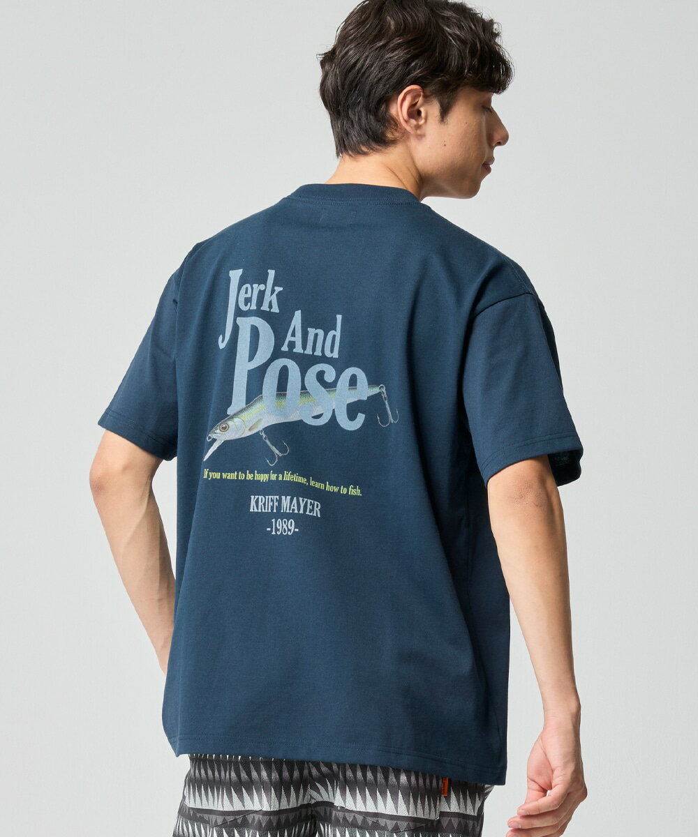[型番:2545104]暑い季節にピッタリな半袖バックプリントTシャツです。肌面に接触冷感効果を持たせたT/C素材を使用。見た目は綿ライクでありながら、触れると独特なシャリ感があり、清涼感のある着心地が特徴です。生地はしっかりと度詰めされて...