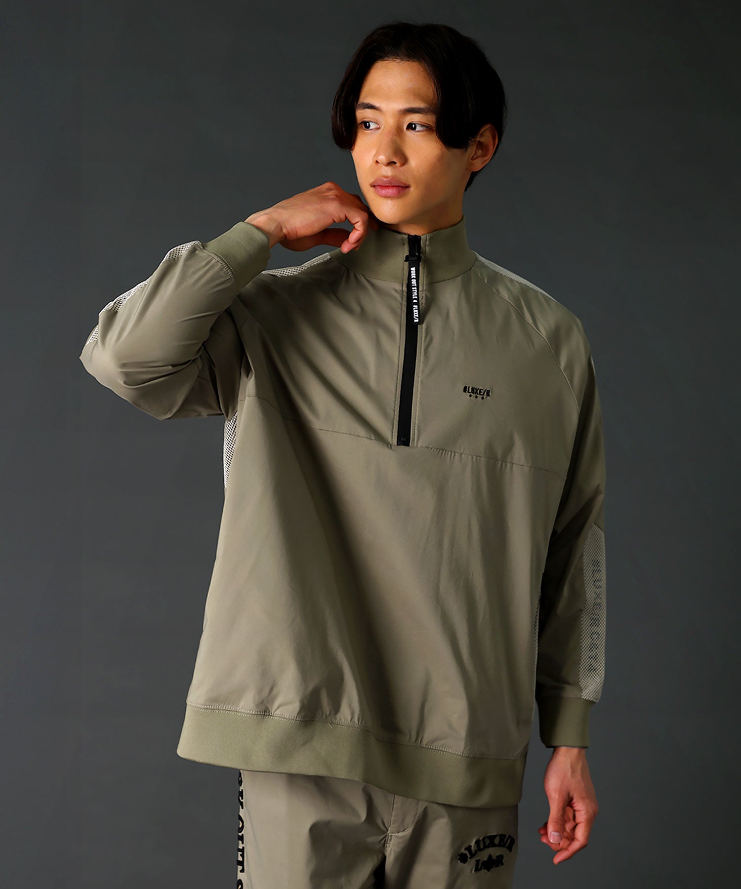 [型番:buy251076]▼ブランドLUXE/R▼商品名撥水加工ストレッチ布帛刺繍付きハーフジップ止水ジップ長袖プルオーバー▼商品説明撥水加工を施したストレッチ布帛に、メッシュの切替デザインを落とし込んだハーフジッププルオーバー。胸元のさ...