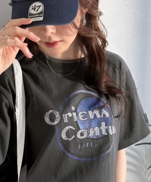 [型番:JV1050367]ヴィンテージライクな風合いが魅力のロック風プリントTシャツ！程よいタイトシルエットでカジュアルを大人っぽく着こなせる一枚です。ピグメント加工を施した独特のニュアンスカラーが、大人のこなれ感を演出。綿100％のしっ...