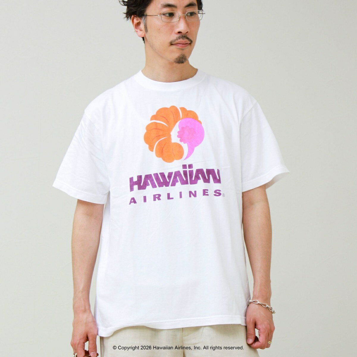 [型番：6-0640-3-53-013]Hawaiian Airlines（ハワイアン航空）ロゴが映えるリゾートグラフィックT■おすすめポイント・ ハワイアン航空の象徴的デザインハイビスカスロゴや70年代ロゴ、ヘリテージグラフィックなど、ブ...
