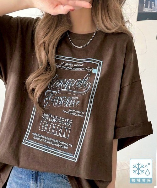 [型番:JV1260554]パッケージロゴ風の刺繍が目を惹くビッグTシャツ。前後2WAY仕様で、気分に合わせた着こなしが楽しめるJaVaコラボの万能アイテムです。高見えする刺繍デザインが主役級の存在感を放つ一枚。ゆったりとしたオーバーサイズ...