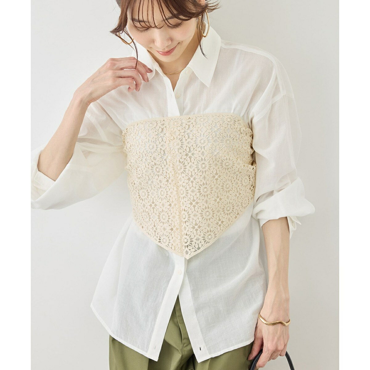 [型番：GIN26050]【素材感】・繊細な刺繍を施した、肌当たりの柔らかな上質なレース素材。・軽やかで透け感があり、重ねても重たくならないエアリーな質感。【デザイン・シルエット】・アレンジの幅が広がる、ゆったりとした贅沢な大判シルエット。...