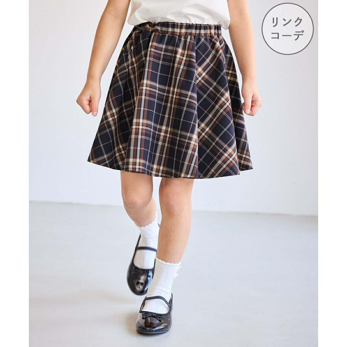 [型番：GRC26010]【素材感】・程よいハリ感があり、綺麗なフレアラインをキープする素材。・さらりとした肌触りと程よい伸縮性で、快適に着られる扱いやすい素材。【デザイン・シルエット】・女の子らしさを引き立てる、ボリューム感溢れるフレアラ...