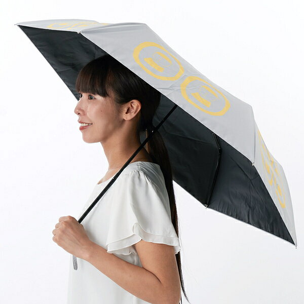 [型番:6504PI4080103]人気ブランドPICONE ACCESSORIの司祭が裾に上品にプリントされた晴雨兼用折り畳み傘です。おしゃれな傘袋付きで使用後の濡れた傘もサッと収納できる便利な仕様。バッグの中を濡らしにくく、わずか216...