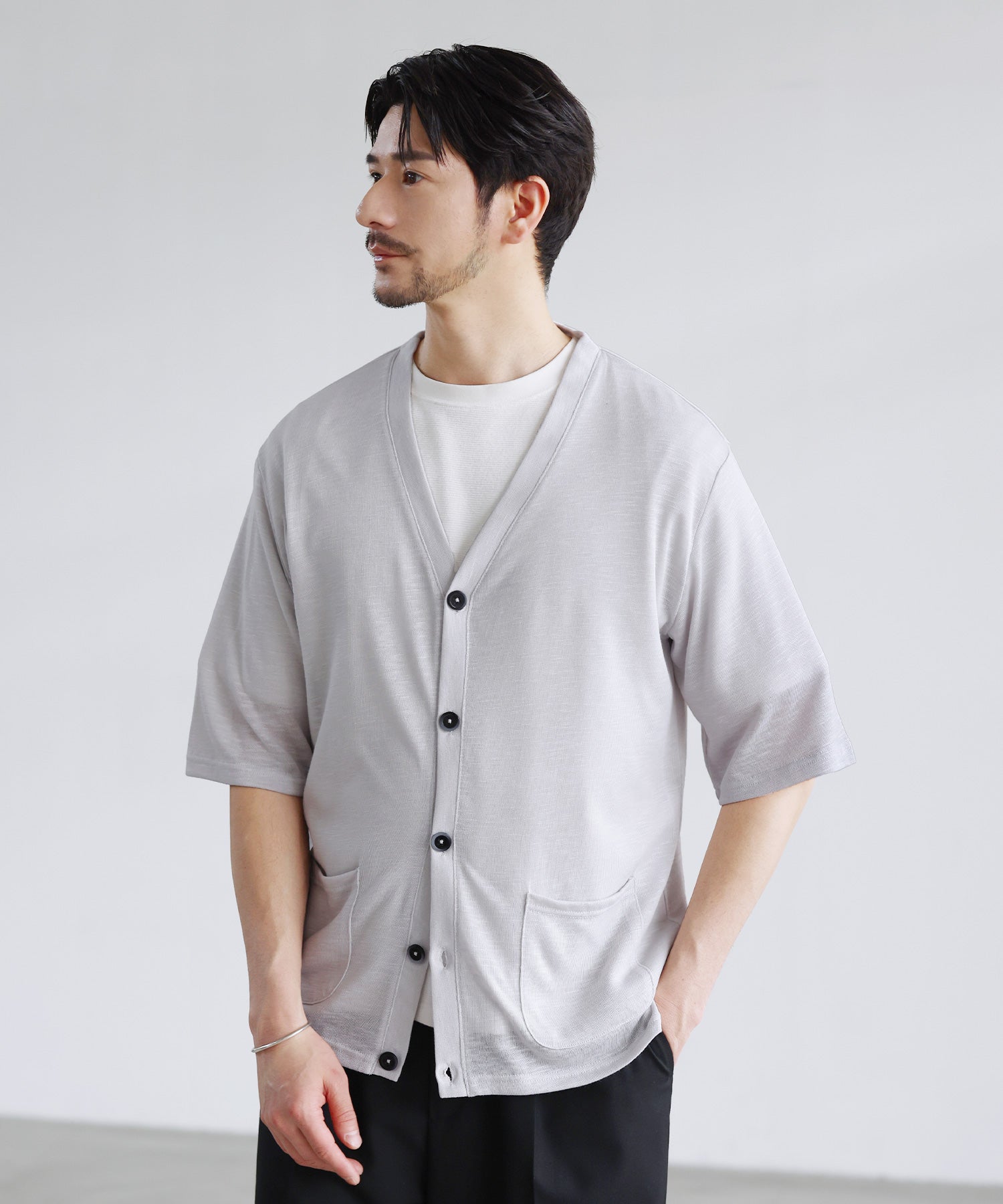 [型番:spu250866]■軽くて涼しい“夏専用”透け素材カーディガンふわっと軽やかなスラブニットを使用した夏専用の半袖カーディガンです。最大の特長は、風通しの良い軽量な透け素材ニットを用いていること。ふんわりとしたエアリーな生地感で、さ...
