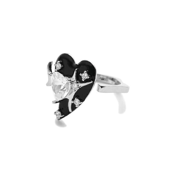 [型番：7846982741]SISハートモチーフをベースに、エッジの効いたデザインで仕上げた「ring ver.2」。ブラックのエナメル調パーツとシルバーのコントラストに中央のハートストーンが輝きを添え甘さと無骨さを絶妙にミックス。さらに...
