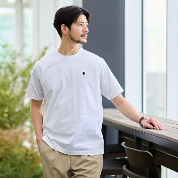 [型番：G8725001]ビビットな色合いにゆとりあるシルエットで夏に活躍するワンポイント刺繍Tシャツ少しゆったりとした、リラックス感あるシルエットを採用。春夏のコーディネートに映える色合いのレッドやグリーンをアクセントカラーに加えたワンポ...