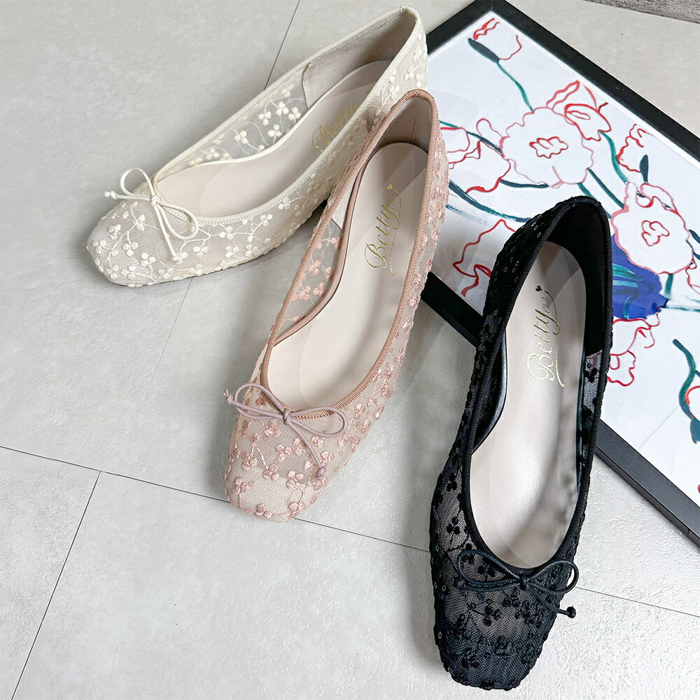 【Betty Club 26SS新作商品】繊細な花の刺繍が施されたレースが、足元をドラマティックに演出。ブラック、アイボリー、マルチカラー(花柄)の3色展開です。つま先はトレンドのスクエアトゥ。可愛らしいデザインを、程よく大人っぽく引き締め...