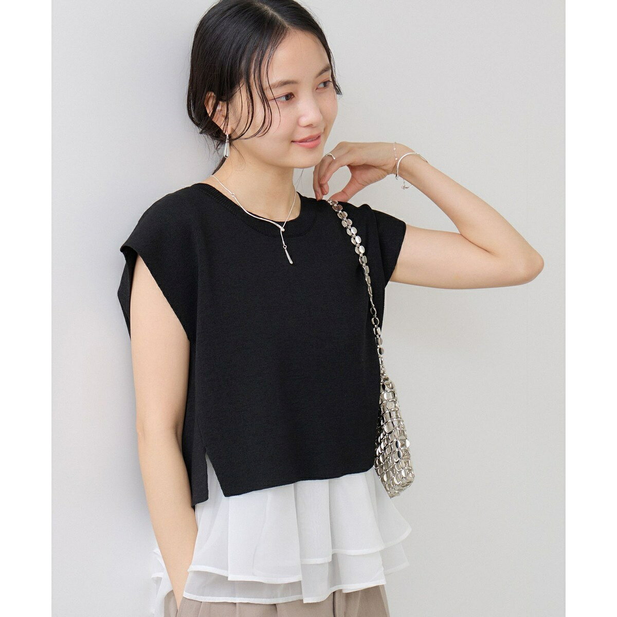 [型番：BVM16410]【2026 Spring/Summer】【26SS】＜POINT＞・裾からオーガンジーペプラムが見えているドッキングニット・1枚でパッと鮮度あるスタイルに決まる・さらっとした着心地の良いニット素材・長すぎない丈感で...