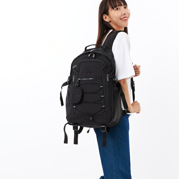[型番:75121]スポーツブランド＜ヒュンメル＞のラウンドコードリュックです。B4サイズ対応のゆったり容量に、出し入れしやすい大きな間口。フロントにはファスナー付きの便利な大口ワイドポケット。さらにマルチポケットやサイドポケット、小物収納...